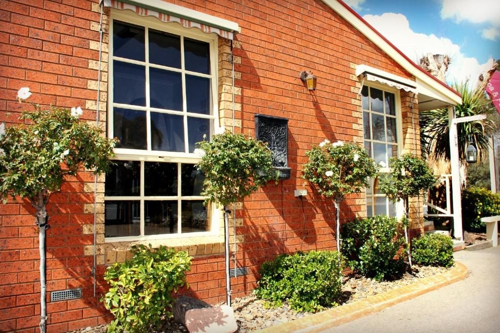 OLD COACH MOTOR INN:Home