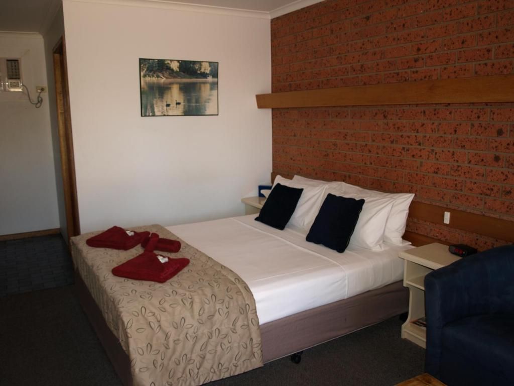 OLD COACH MOTOR INN:Home