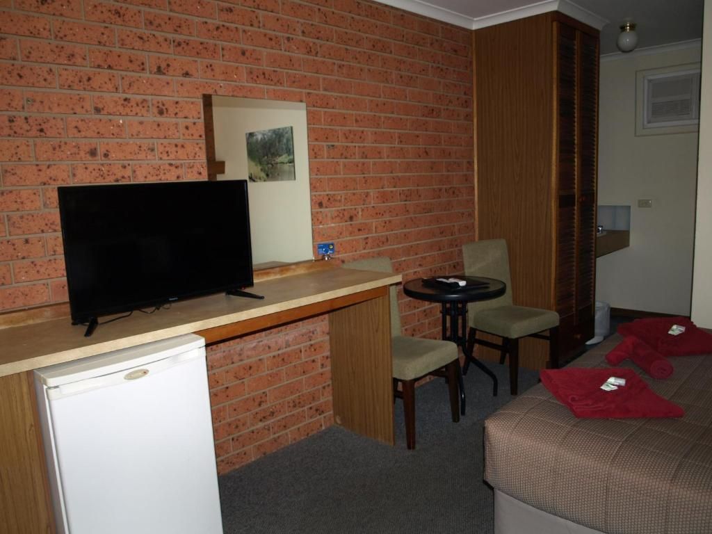 OLD COACH MOTOR INN:Home