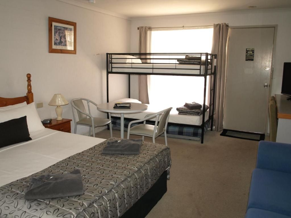 OLD COACH MOTOR INN:Home