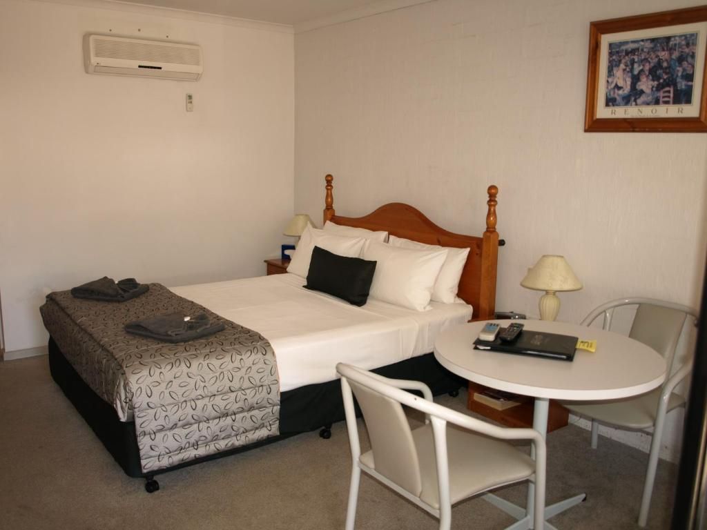 OLD COACH MOTOR INN:Home