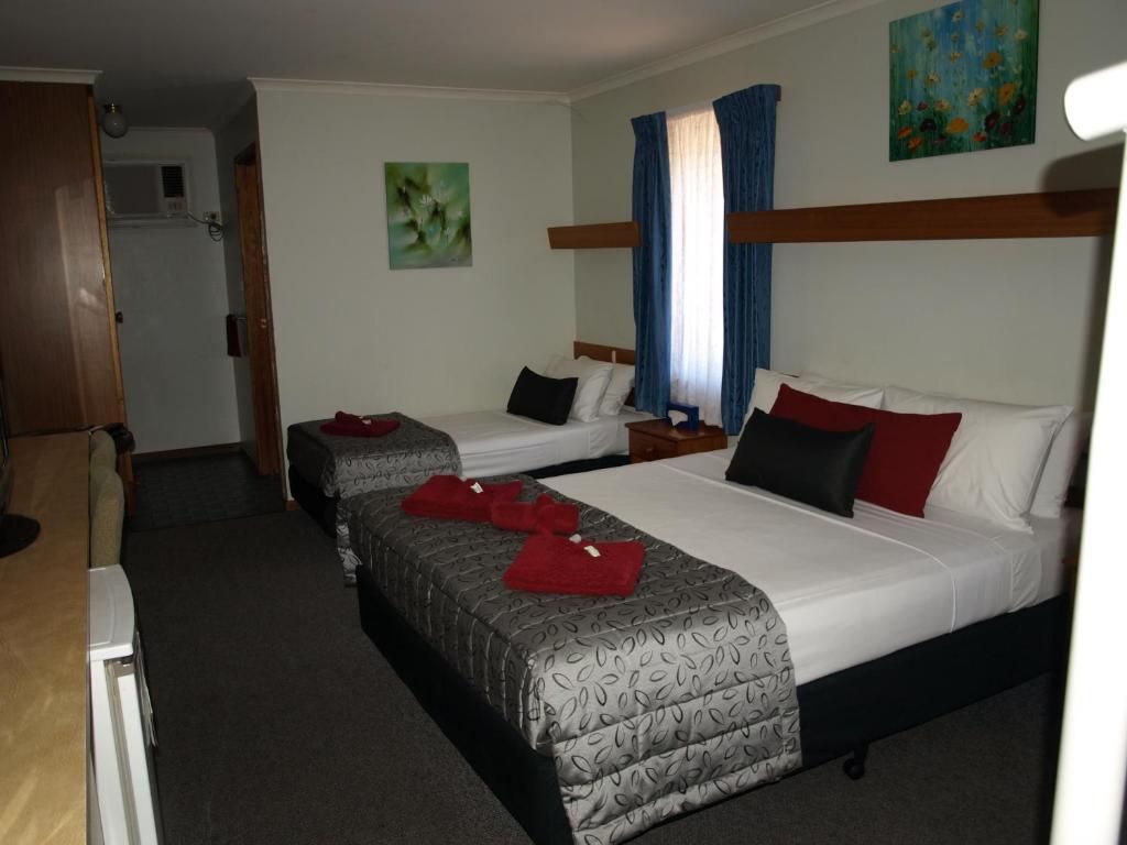 OLD COACH MOTOR INN:Home