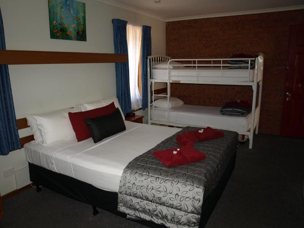 OLD COACH MOTOR INN:Home